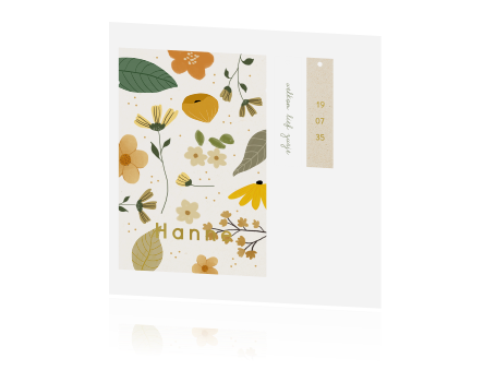 Label geboortekaartje met gele bloemen en groene blaadjes